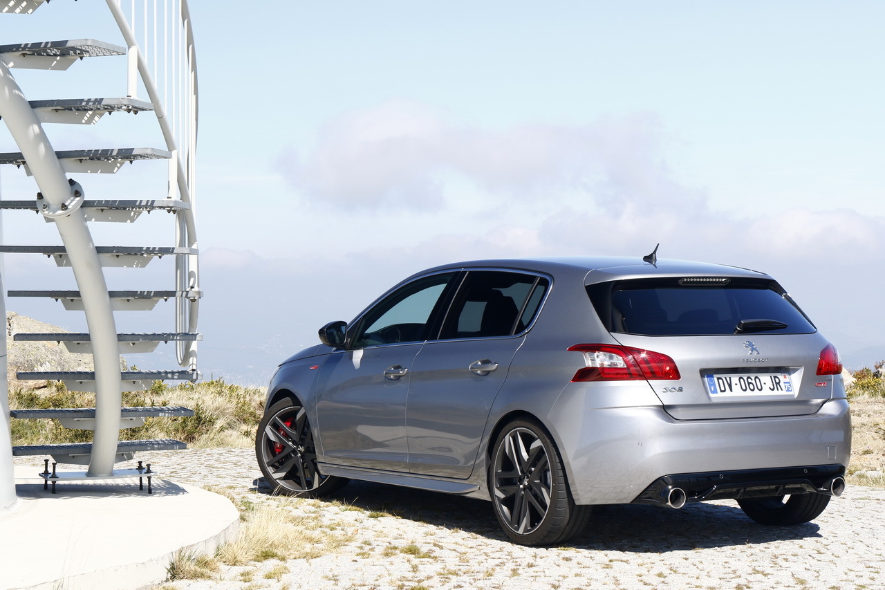 Photo 2 - Peugeot 308 GTi 2016 gris artense garéeprès d'un escalier vue ...