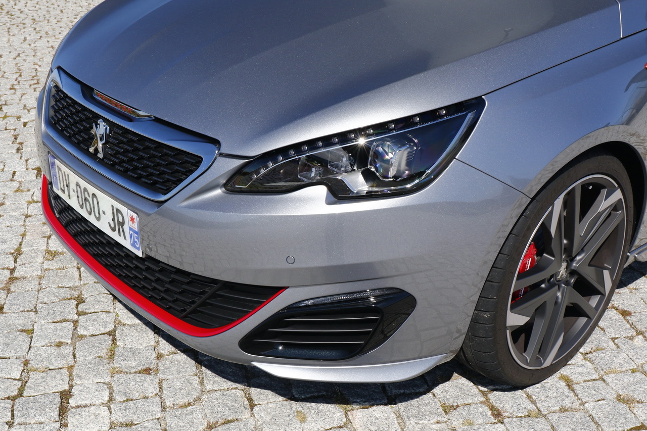 Photo 23 - Peugeot 308 GTi 2016 gris artense gros plan sur la partie ...