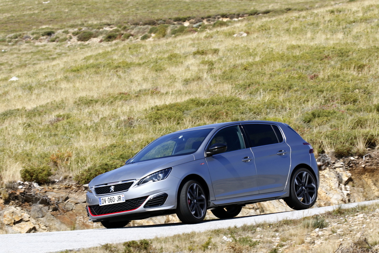 Photo 38 - Peugeot 308 GTi 2016 gris artenseroulant sur une route de ...