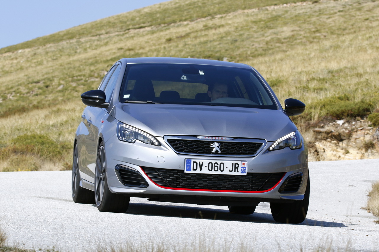 Photo 39 - Peugeot 308 GTi 2016 gris artensesortant d'un virage vue ...