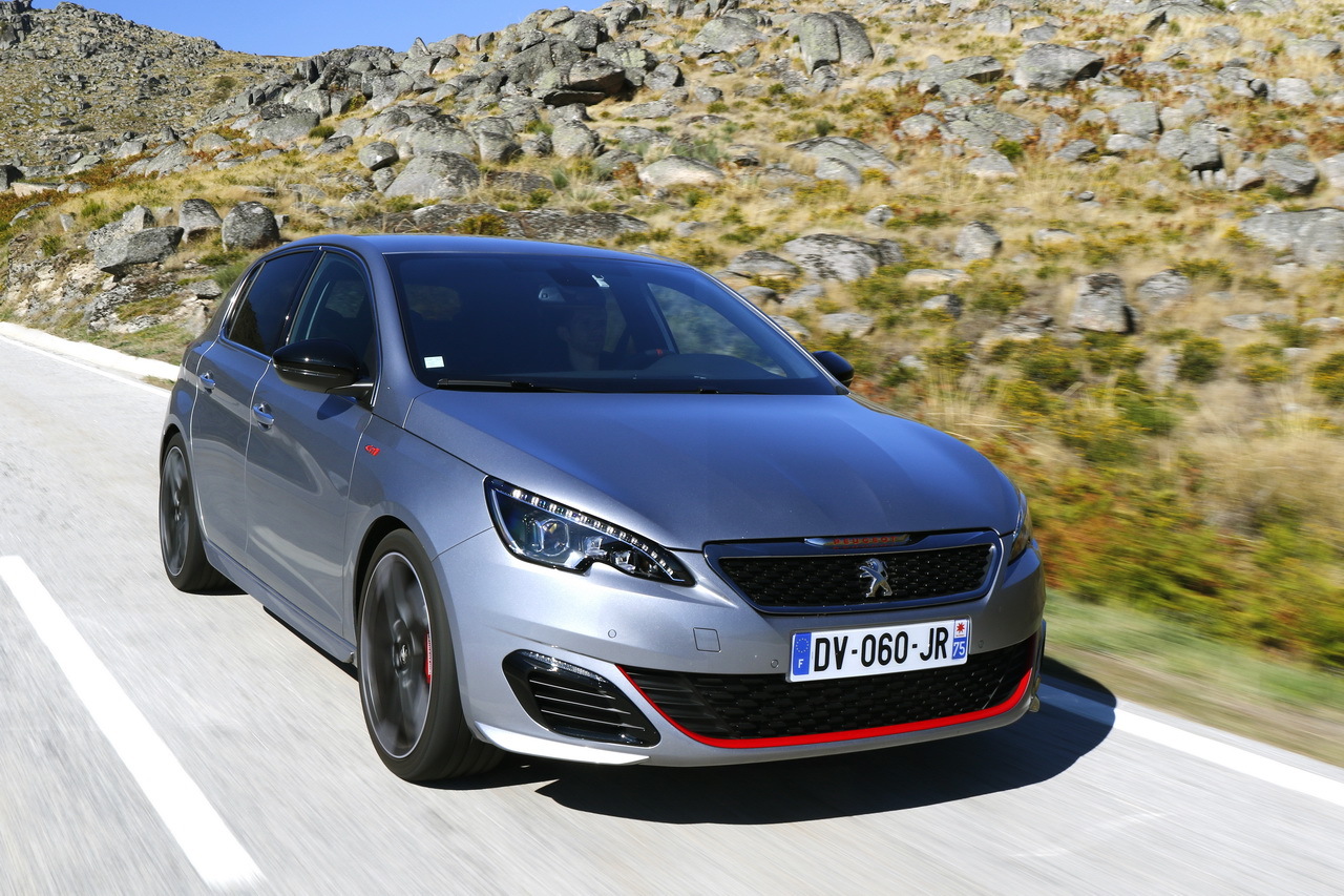 Photo 47 - Peugeot 308 GTi 2016 gris artenseroulant sur une route de ...