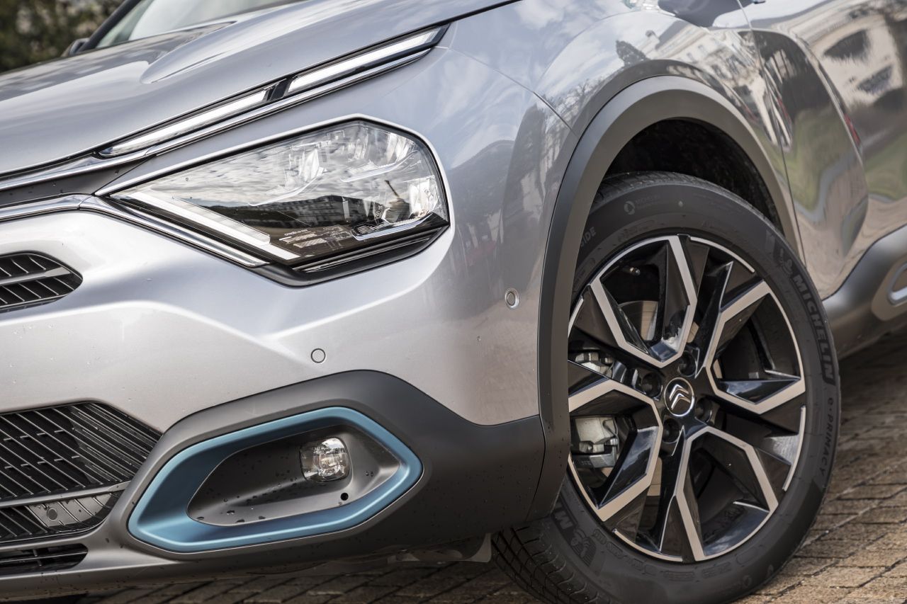 Essai comparatif : la Citroën ë-C4 défie la Volkswagen ID.3