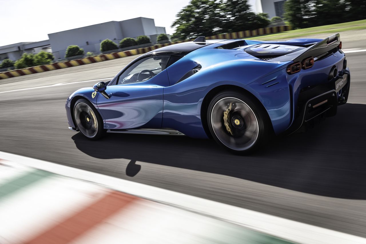 J'ai essayé la Ferrari SF90 (et ses 1 000 ch) à Maranello - L'argus