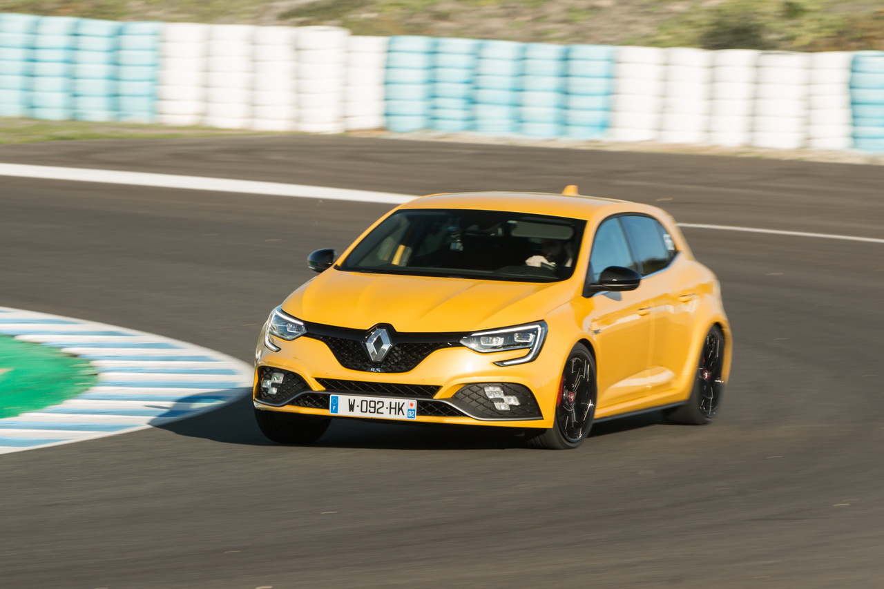 Photo 4 - Mégane RS jaune Sirius châssis Cup action avant gauche sur ...