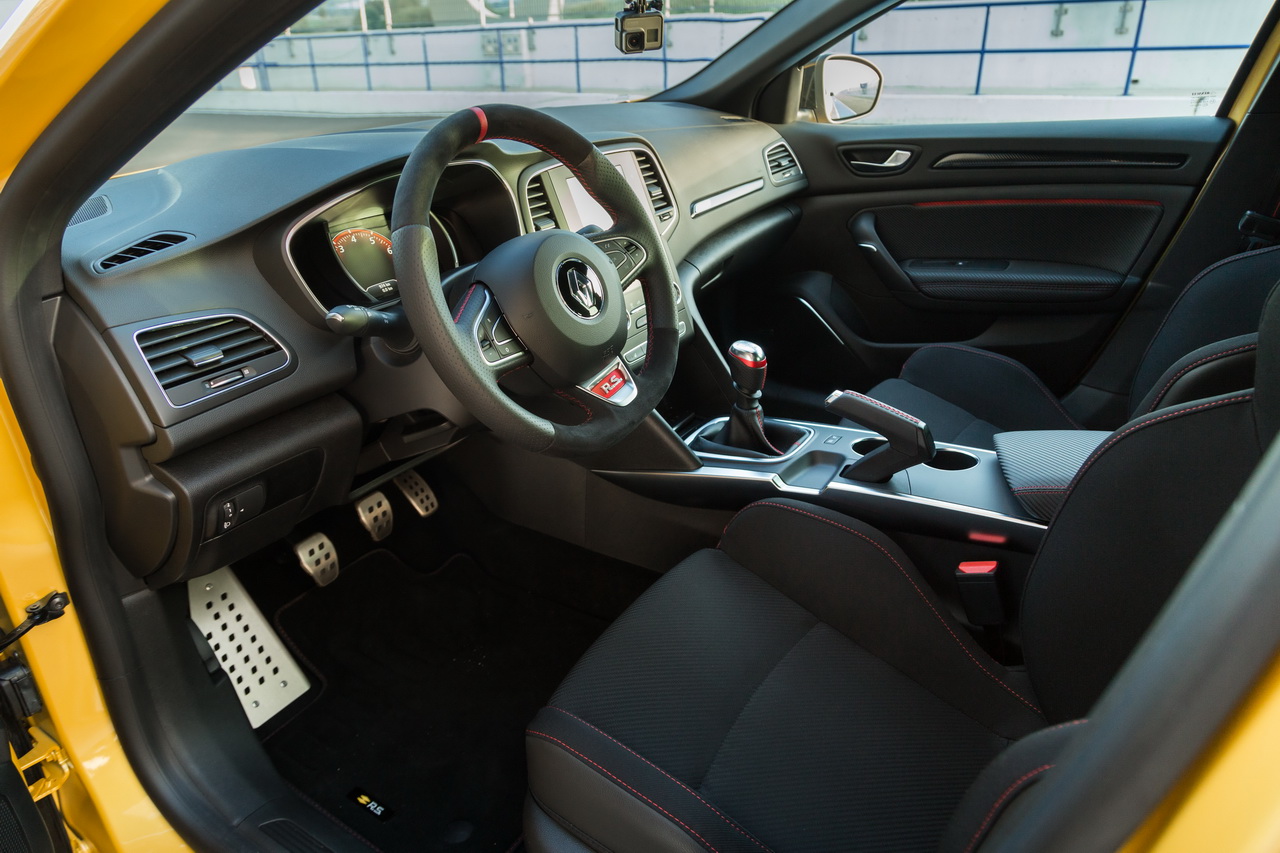 Photo 17 - Mégane RS jaune Sirius châssis Cup poste de conduite - Essai ...