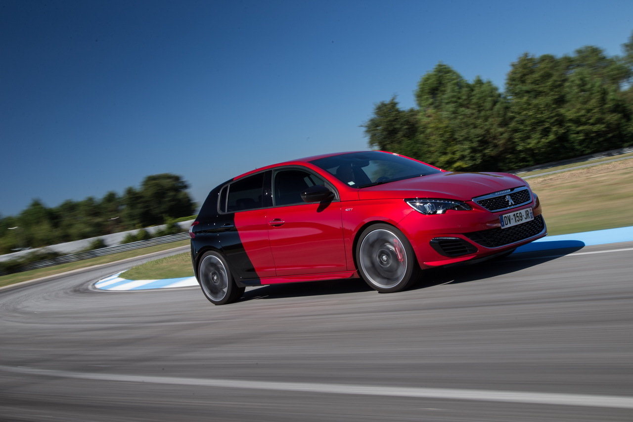 Photo 4 - Peugeot 308 GTi Coupe franche Rouge/noir (2015) - Peugeot 308 ...