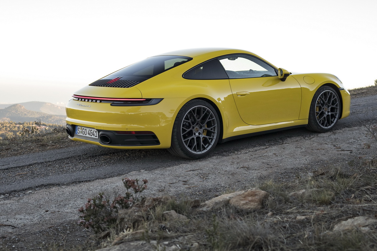 Photo 26 - essai Porsche 911 992 Carrera S 2019 jaune Racing statique arrière droit - Essai ...