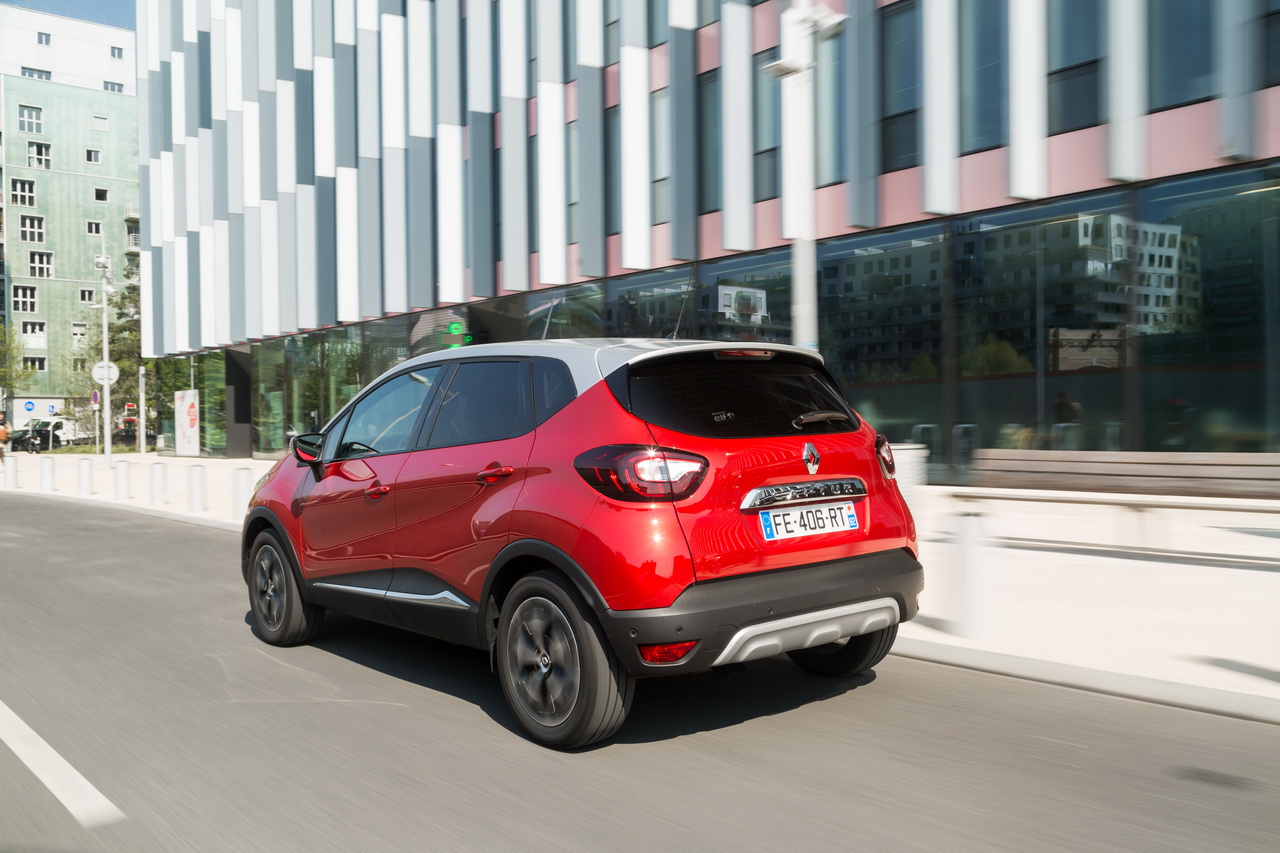 Photo 4 - Renault Captur Intens rouge flamme 2019 travelling arrière ...