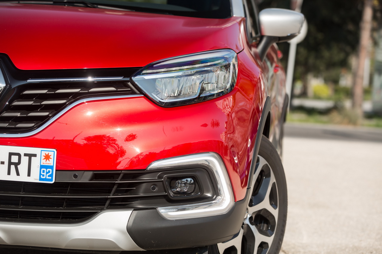 Photo 16 - Renault Captur Intens rouge flamme 2019 zoom face avant ...