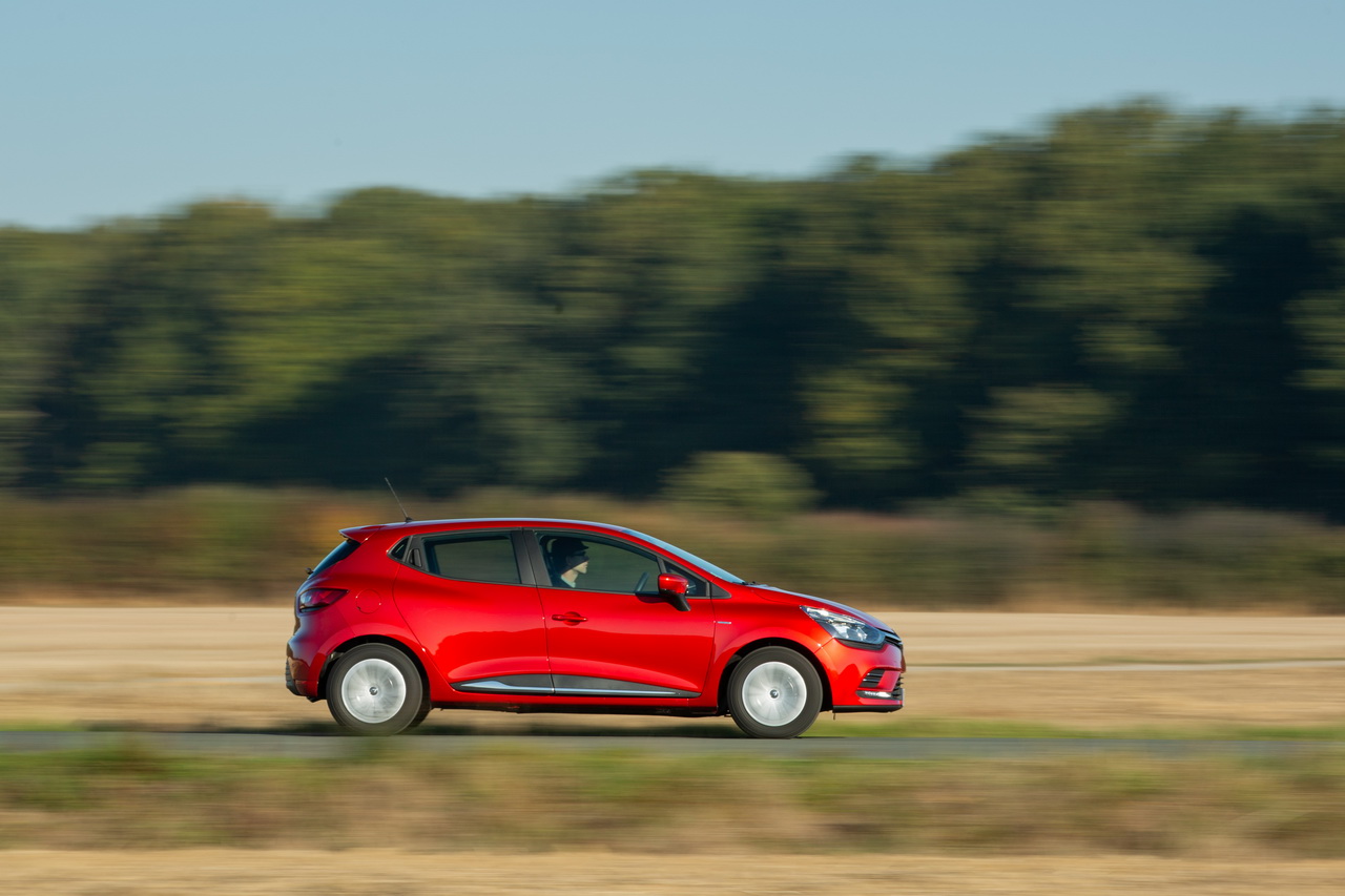 Photo 13 - Renault Clio Trend filé droit sur route - Essai Renault Clio ...