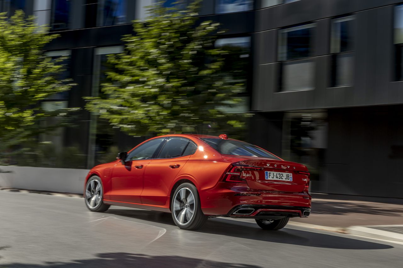 Photo 10 - volvo s60 T8 hybride rechargeable rouge arrière gauche - Essai Volvo S60 T8 390 ch ...