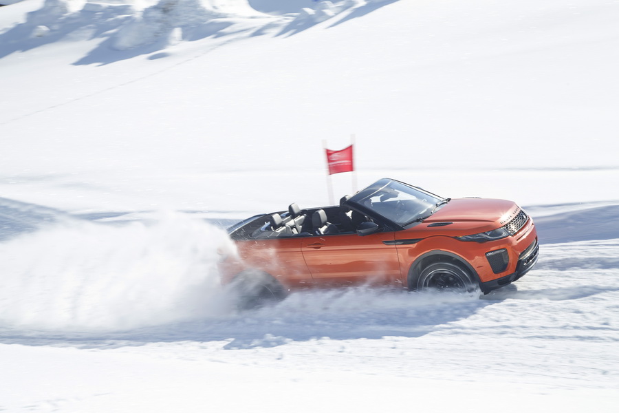 Photo 3 - Range Rover Land Rover Evoque cabriolet orange neige montagne ...