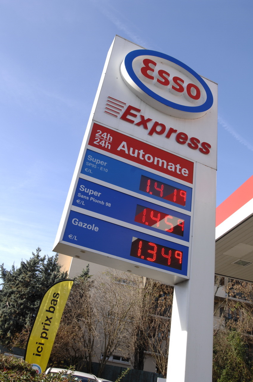 Bruxelles accepte la cession des stations Esso