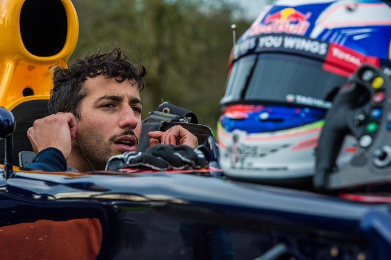 Photo 6 - Red Bull met au défi des joueurs de Rugby avec sa Formule 1.
