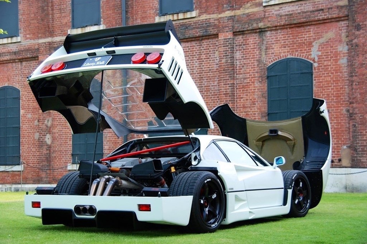 Ferrari F40 (1989). Prix record pour l'unique exemplaire bleu