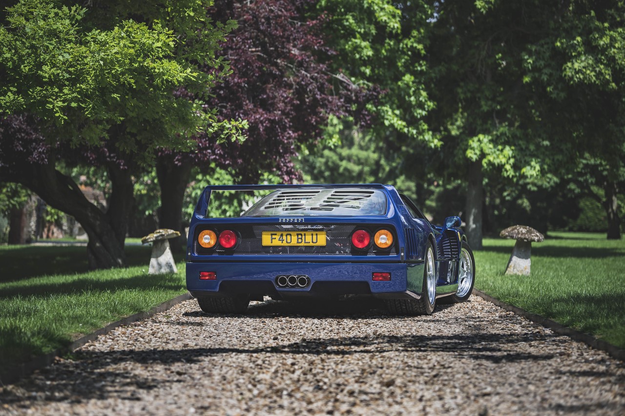 Ferrari F40 (1989). Prix record pour l'unique exemplaire bleu
