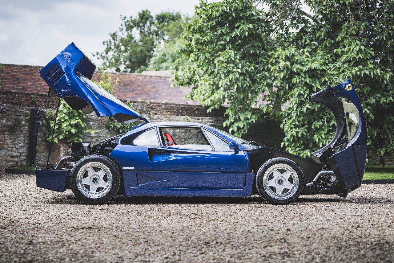 Ferrari F40 (1989). Prix record pour l'unique exemplaire bleu