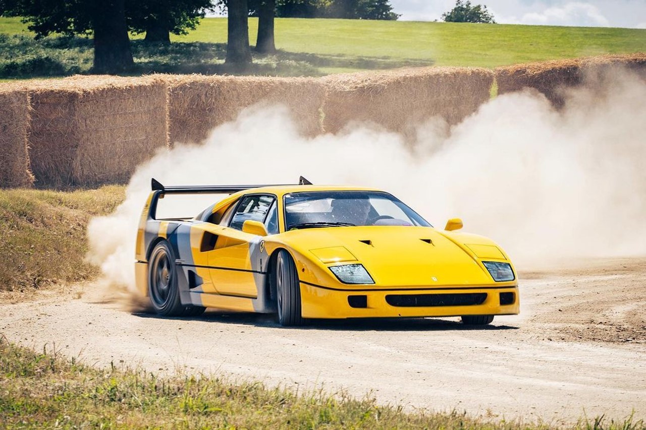 Une Ferrari F40 jaune en drift sur du gravier