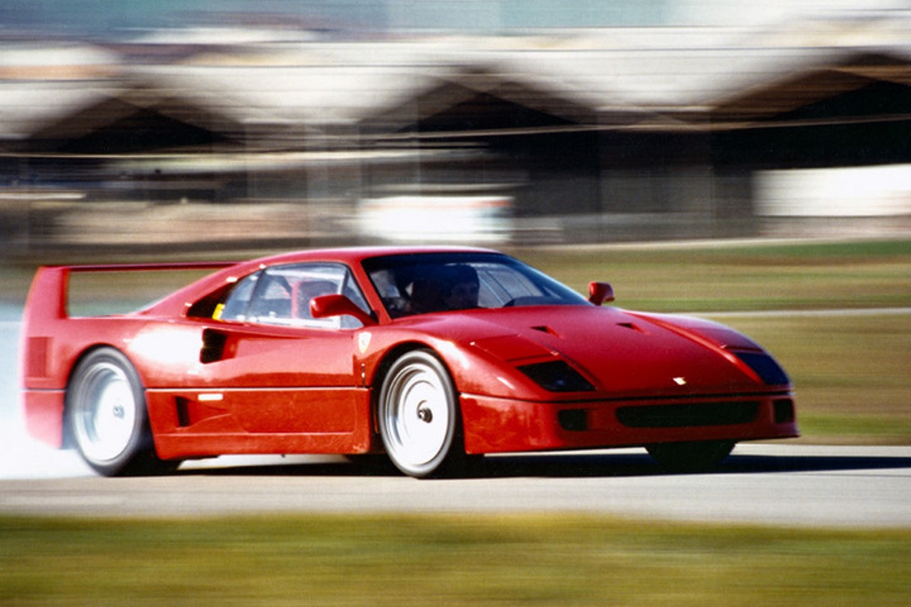 Ferrari F40 (1989). Prix record pour l'unique exemplaire bleu