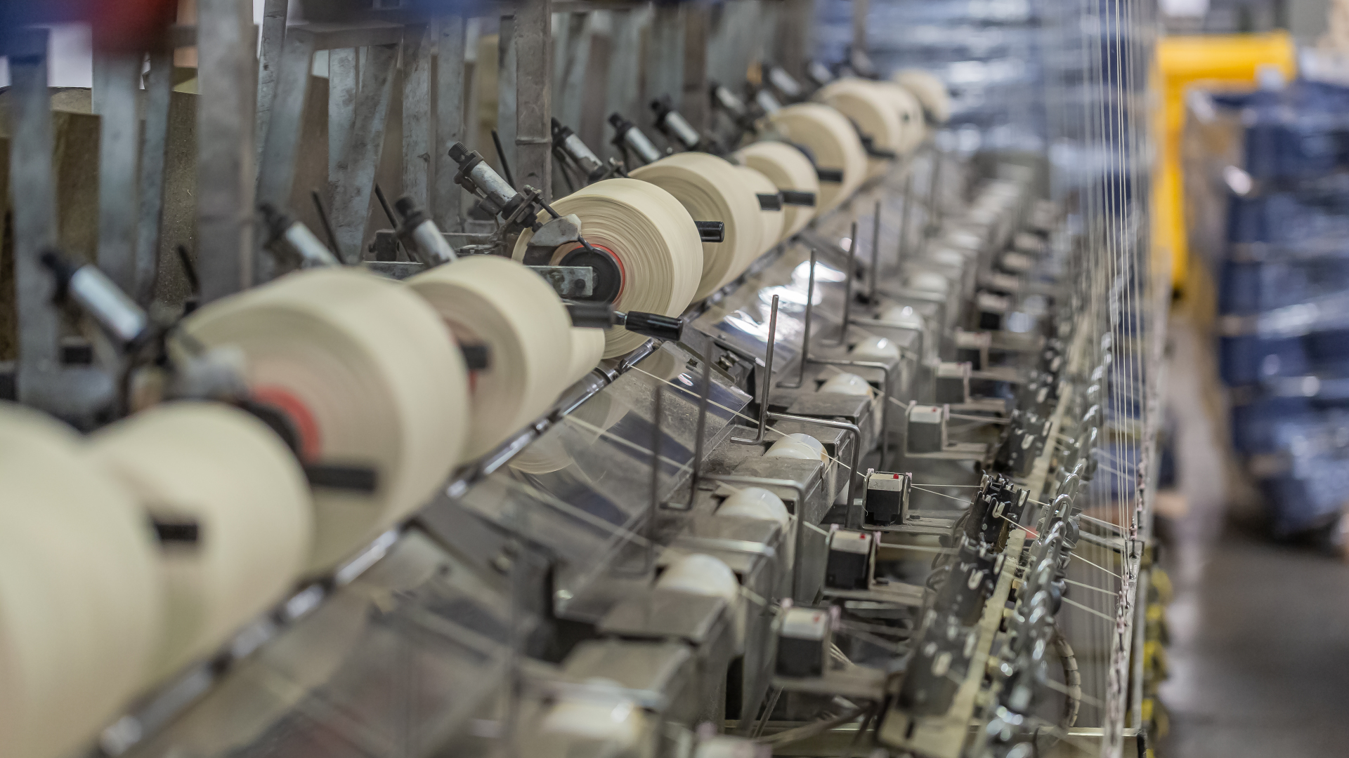 Photo 12 - bobine de fils sur machine - La Renault Zoé s'habille de ...