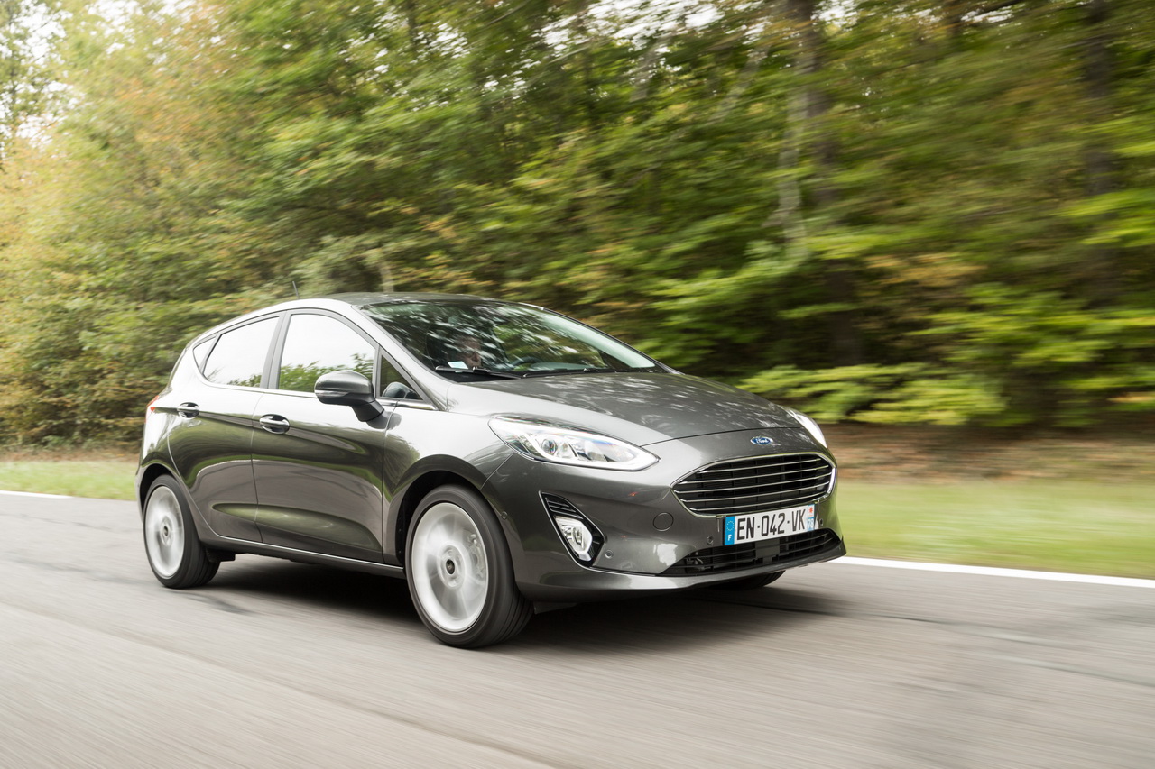 Photo 1 - Ford Fiesta 2017 Titanium gris avant droit sur route - Essai ...