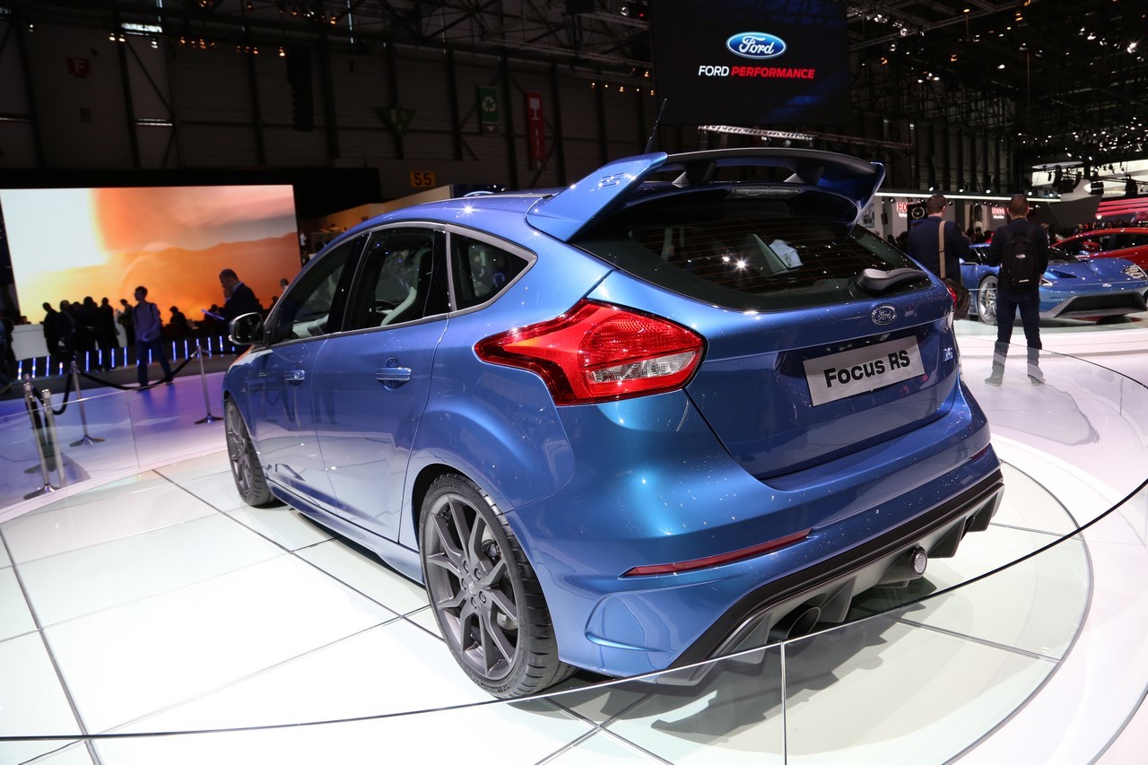 Ford Focus RS vs Honda Civic Type R (2015) : premier match... à Genève ...