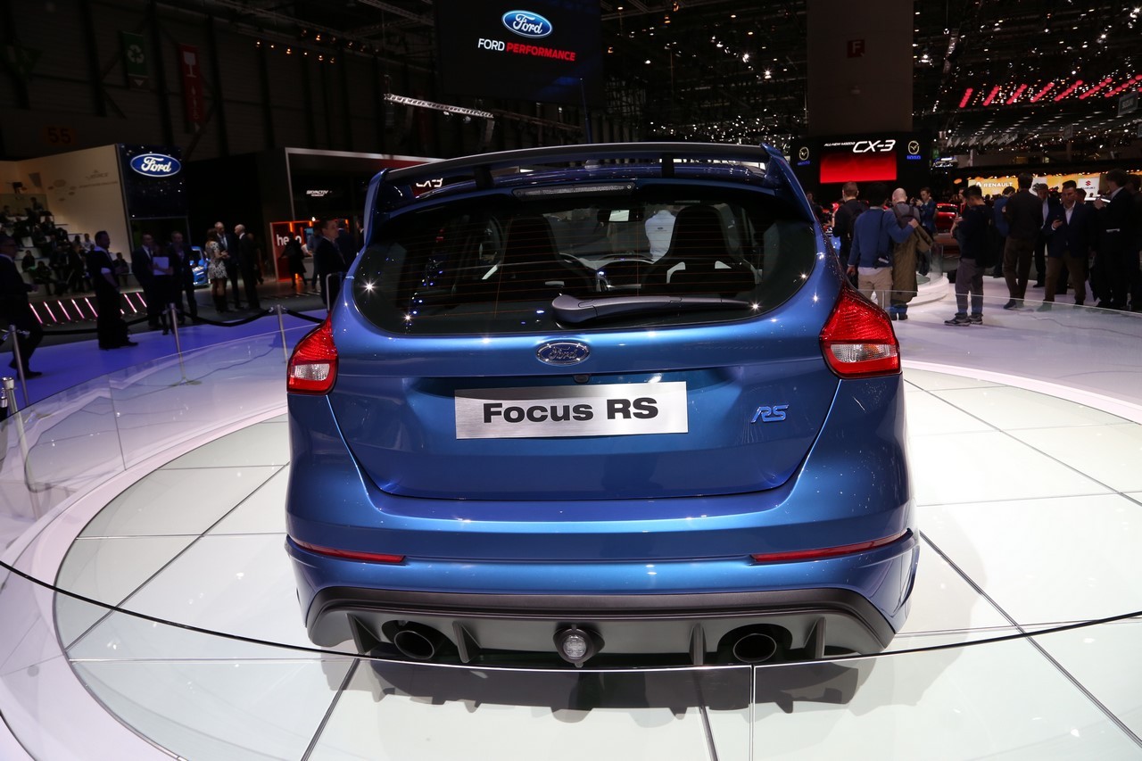 Ford Focus RS vs Honda Civic Type R (2015) : premier match... à Genève ...