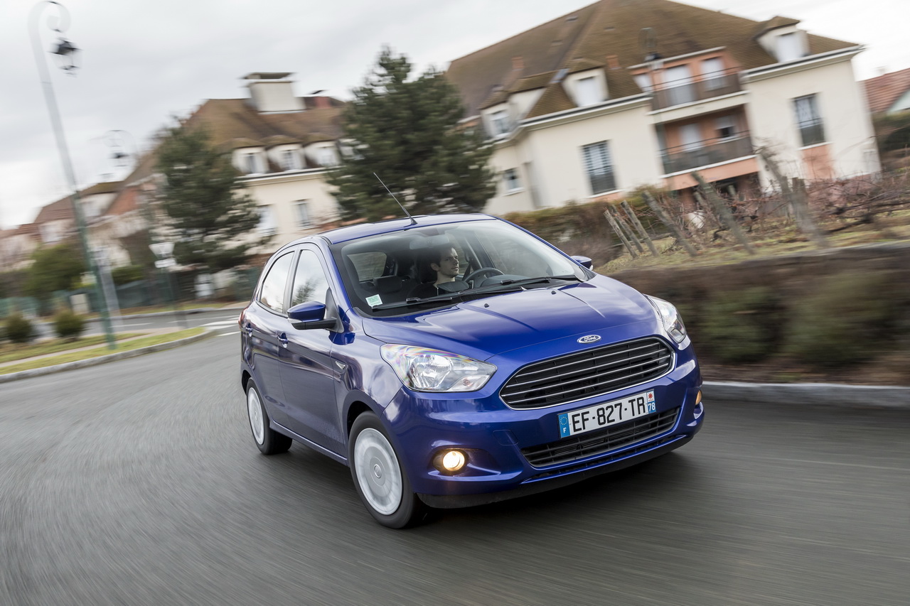 Photo 5 - Ford Ka+ 2017 bleu Essential roulant en ville vue avant ...