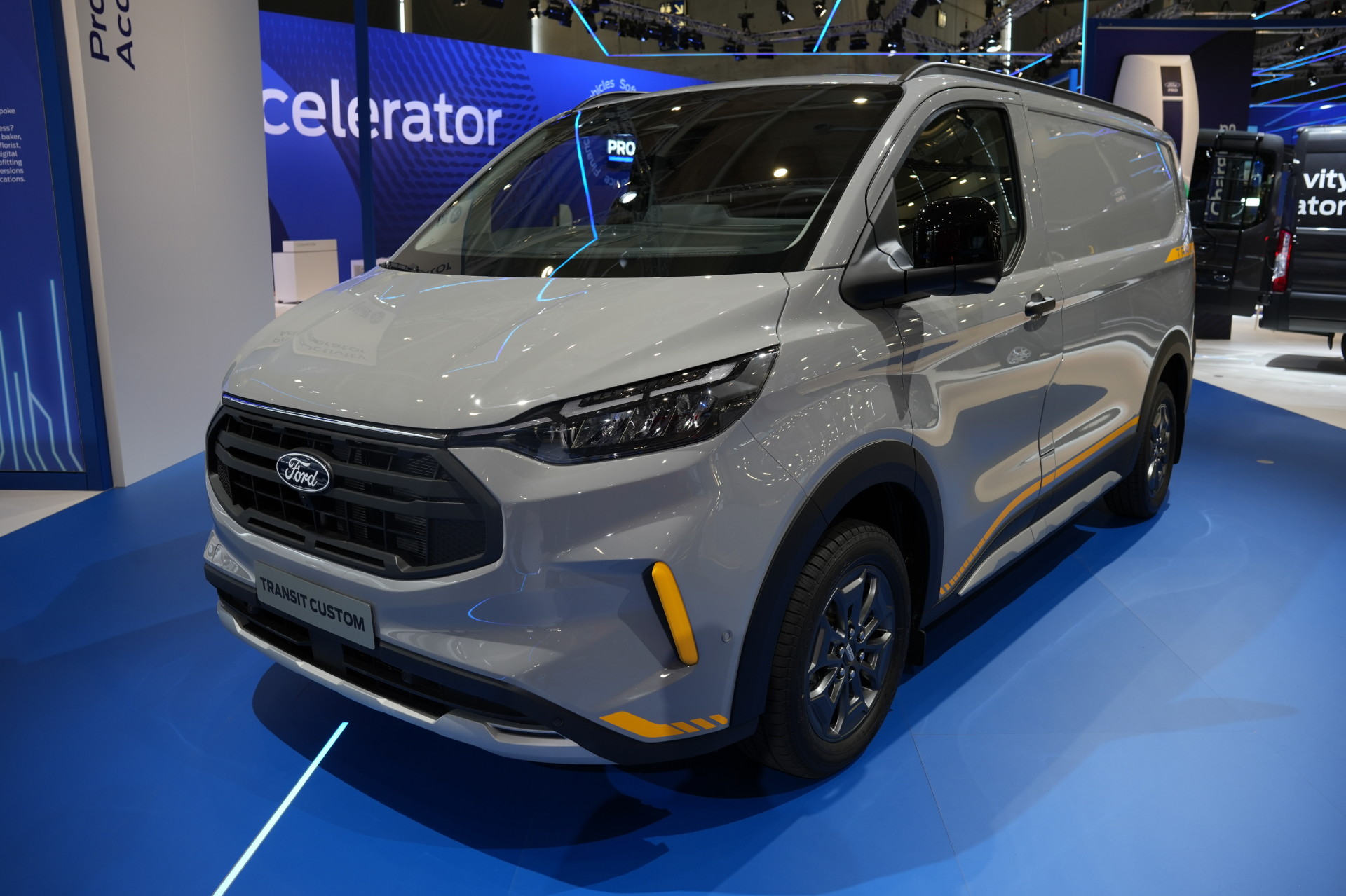 Photo 2 - Ford e-transit custom style aérodynamique - La fiche ...