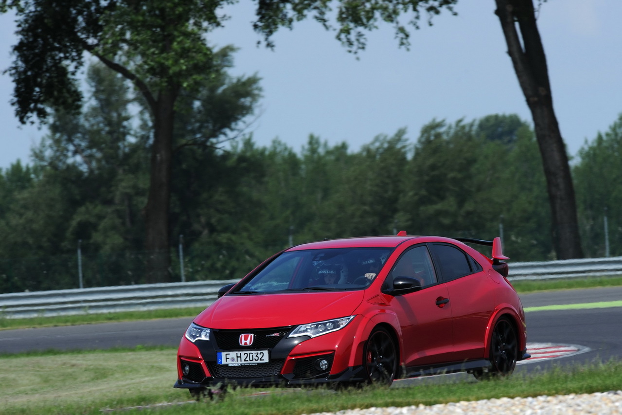 Photo 44 - Nouvelle Honda Ciic Type R 2015 rouge roulant sur un circuit ...