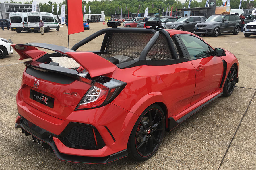 Photo 7 - Honda Civic Type R pick-up 2018 rouge vue arrière - Honda ...