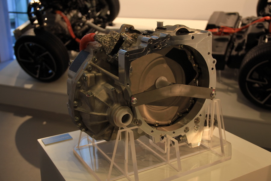 Photo 2 - transmission EAT8 électrifiée Aisin hybride rechargeable PSA ...