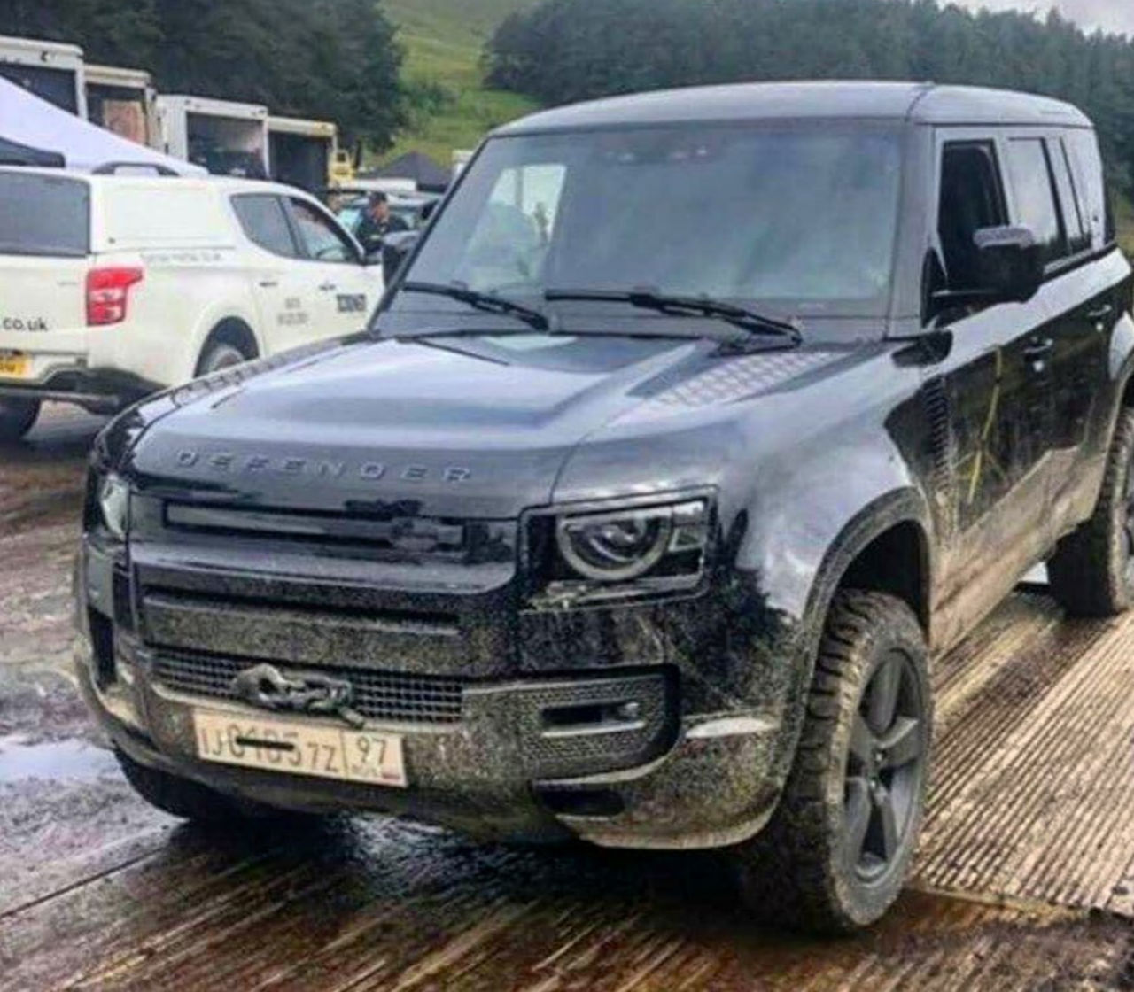 Land Rover Defender : première photo sur le tournage de James Bond - L ...