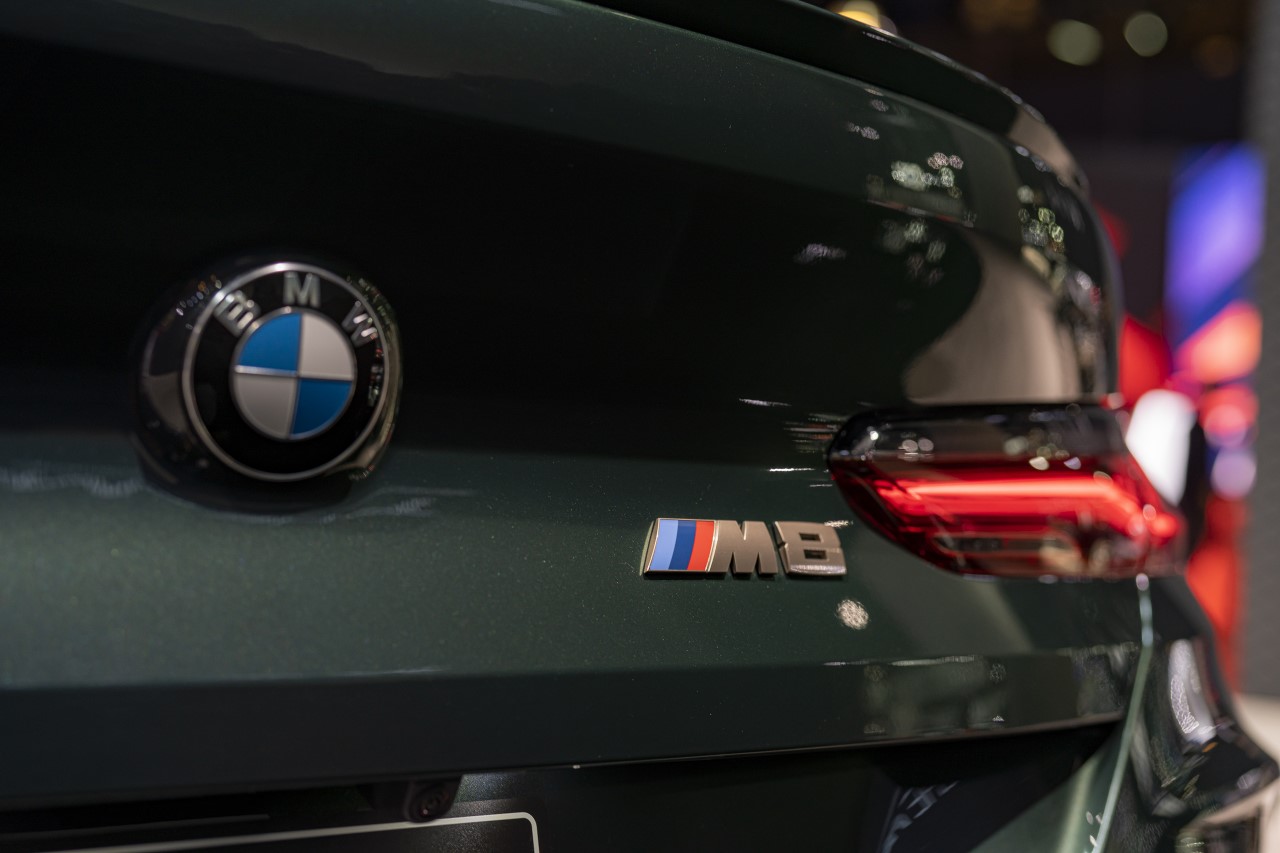 Photo 5 - M8 logo - BMW Série 8 (2022). Le restylage se dessine