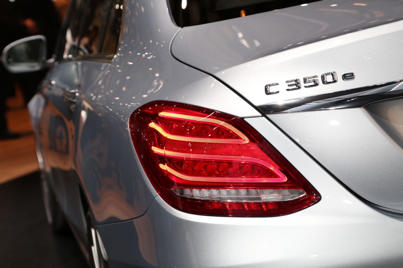 Genève 2015 : l'hybridation rechargeable de la Mercedes C 350 e - Photo ...