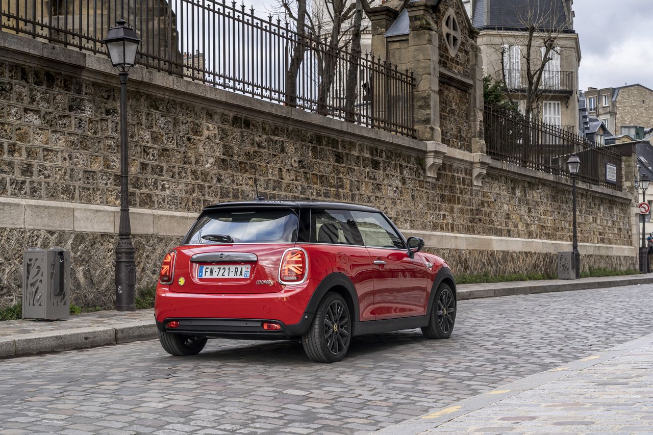 Photo 44 - Mini Cooper SE rouge - Nouvelle Fiat 500 vs Mini Cooper SE ...