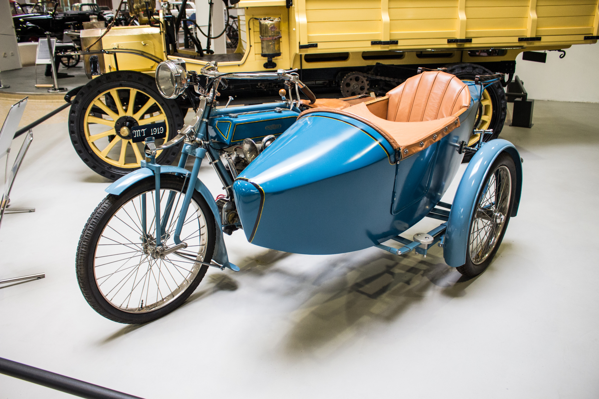 Photo 21 - Motocyclette 750 MT - Musée de l'Aventure Peugeot : en route ...