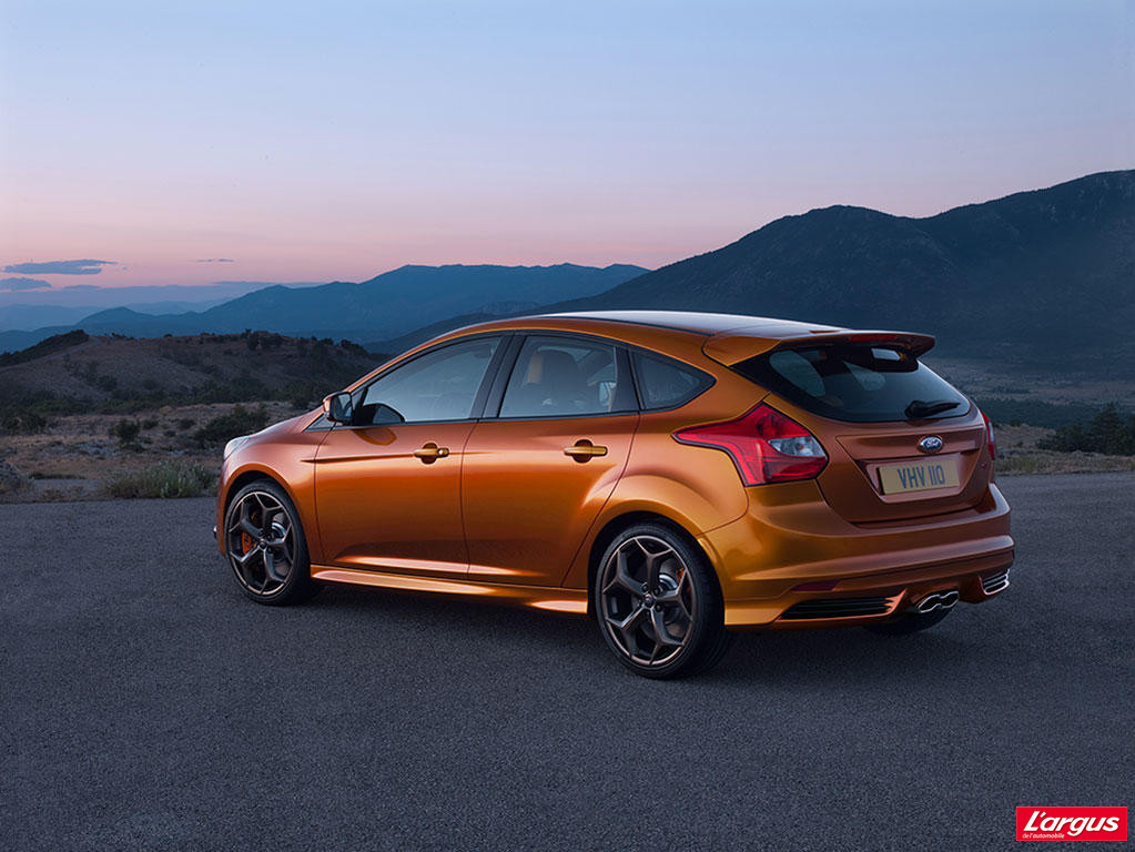 Ford_Focus_ST02 - Orange pressée - Salon de l'auto 2010