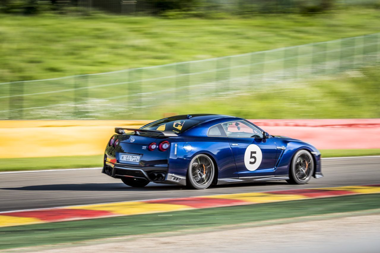 Photo 14 - vue de profil sur circuit Nissan GT-R 2016 - Essai Nissan GT ...