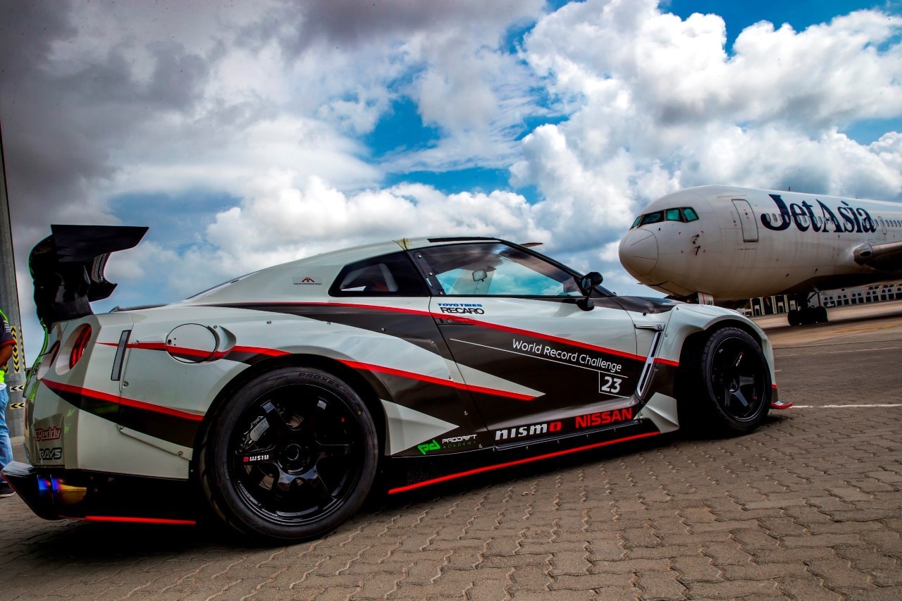Photo 2 - Nissan GT-R Nismo drift - 305 km/h en drift : un record pour ...