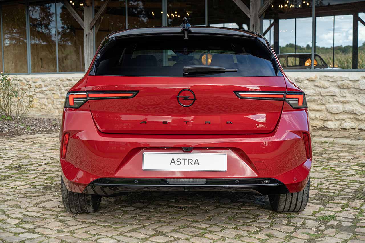 Photo 5 - opel astra arriere - Opel Astra 6 (2022) VS Opel Astra 5. Le ...