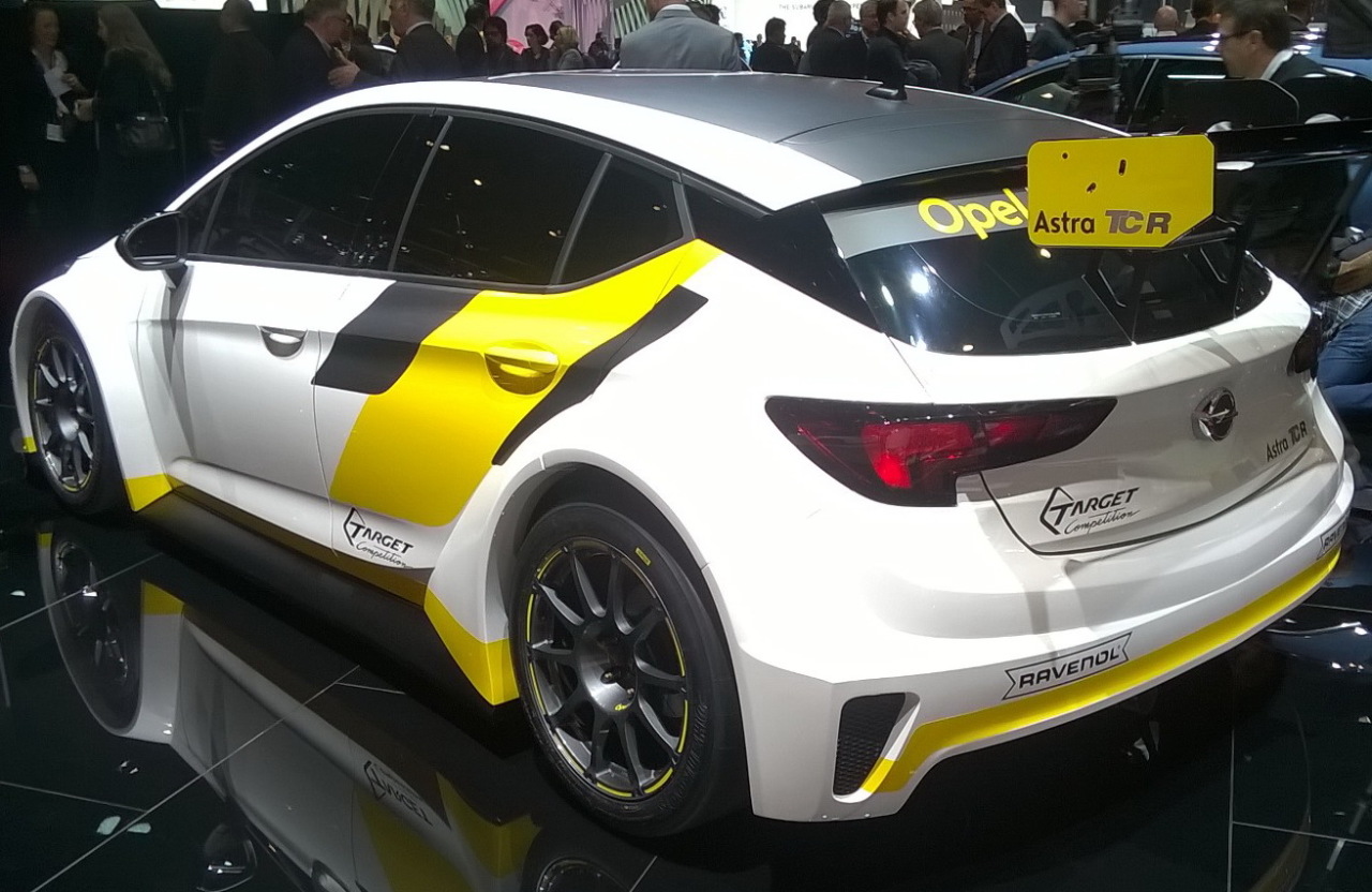 Opel Astra TCR : la "Voiture de l'année 2016" entre en piste - Photo #1 ...