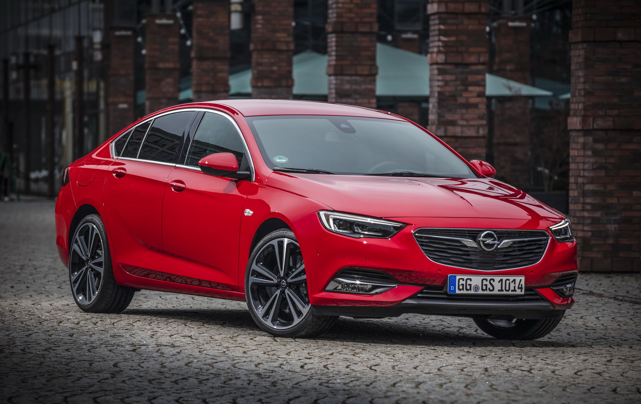 Photo 8 - Opel Insignia Grand Sport rouge 2017 avant droit statique ...