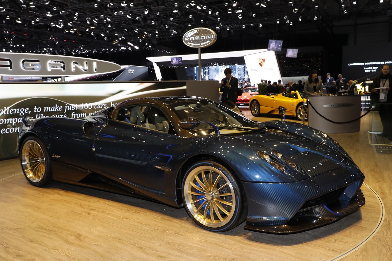 Top 25 des voitures les plus chères - Pagani Huayra Roadster - 2 736 ...
