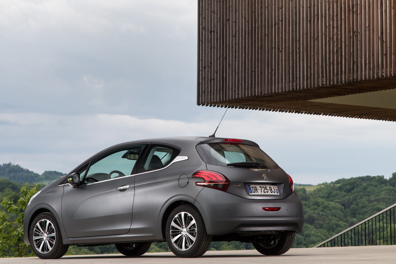 Photo 7 - Peugeot 208 restylée 2015 PureTech gris texturé vue arriere ...