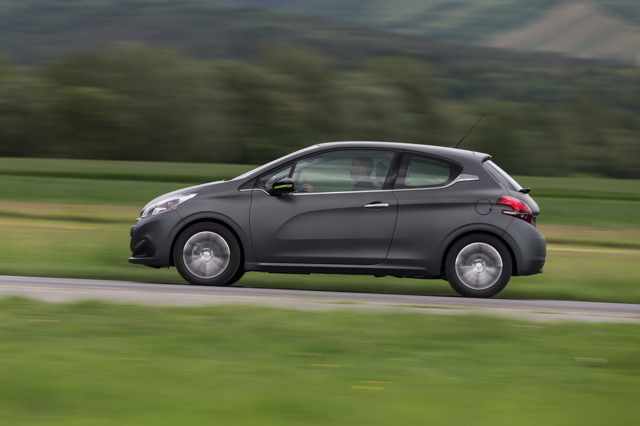 Photo 9 - Peugeot 208 restylée 2015 roulant sur une route vue de profil ...