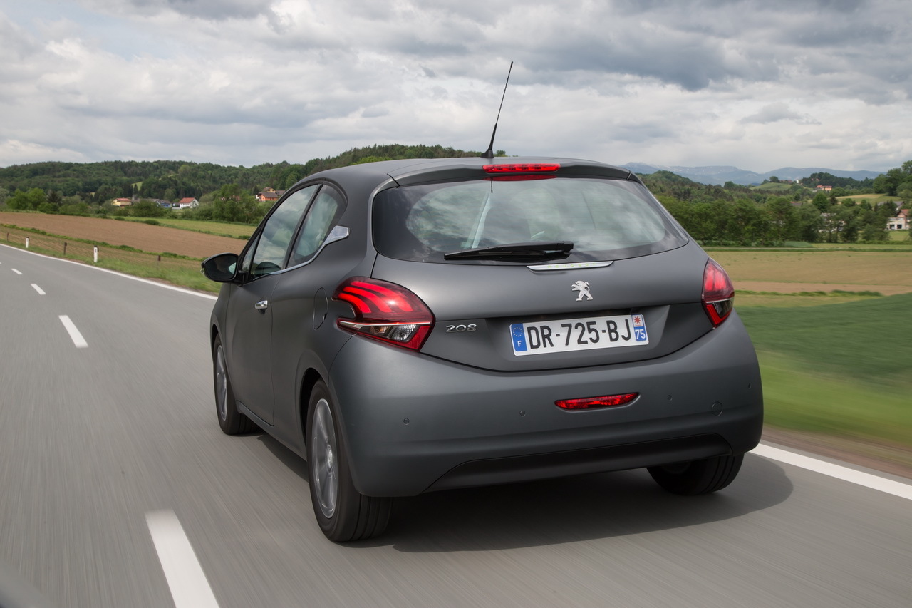 Photo 14 - Peugeot 208 restylée 2015 gris texturé 3 portes roulant sur ...