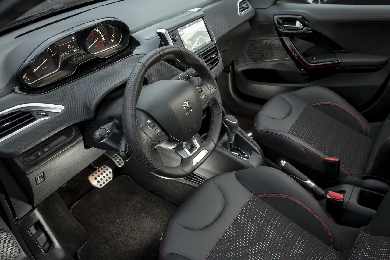 Photo 22 - petit volant de 208 - Essai comparatif Renault Clio face à ...