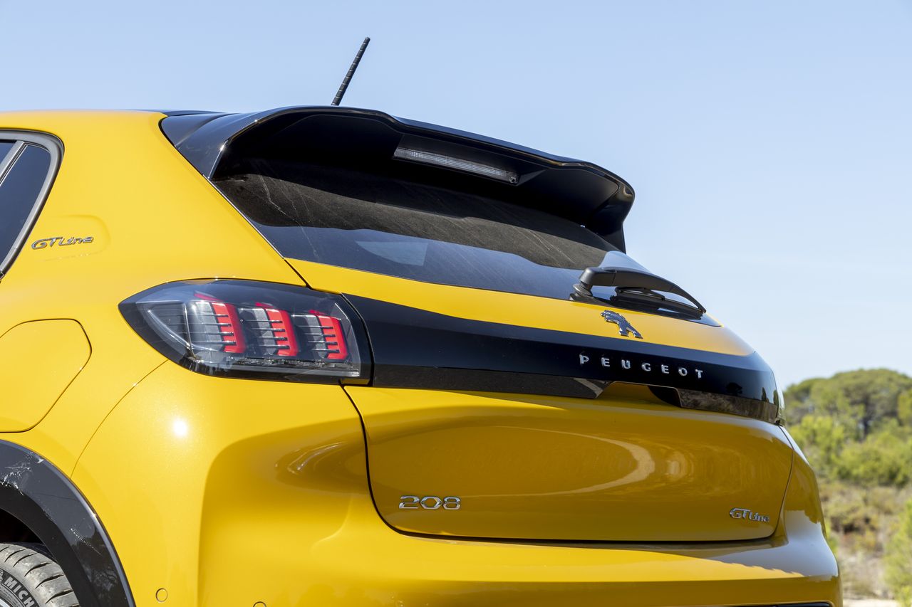 Photo 63 - Peugeot 208 GT Line jaune Faro feux arriere - Essai nouvelle ...