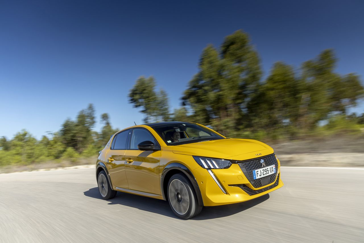 Photo 20 - Peugeot 208 GT Line jaune Faro travelling avant droit ...